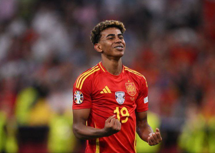 نزدیک بود یامال را خفه کنند! (عکس) | ورزش سه